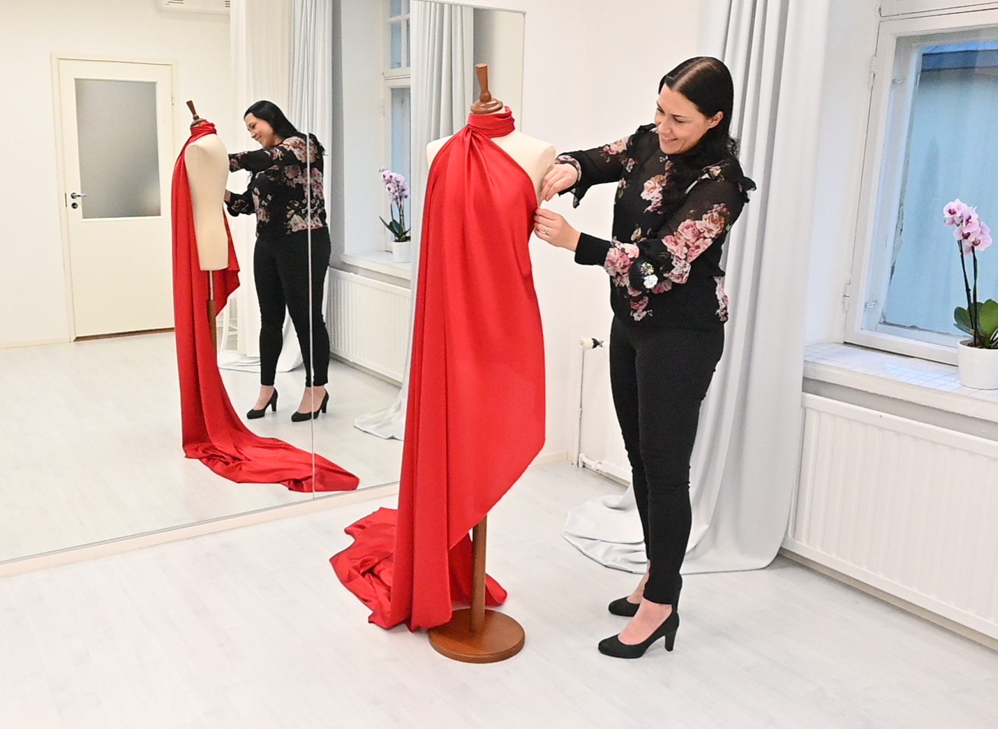 Linnan juhlat: Auri Kanasen, Riikka Pulkkisen ja Sofia Virran iltapuvut ...