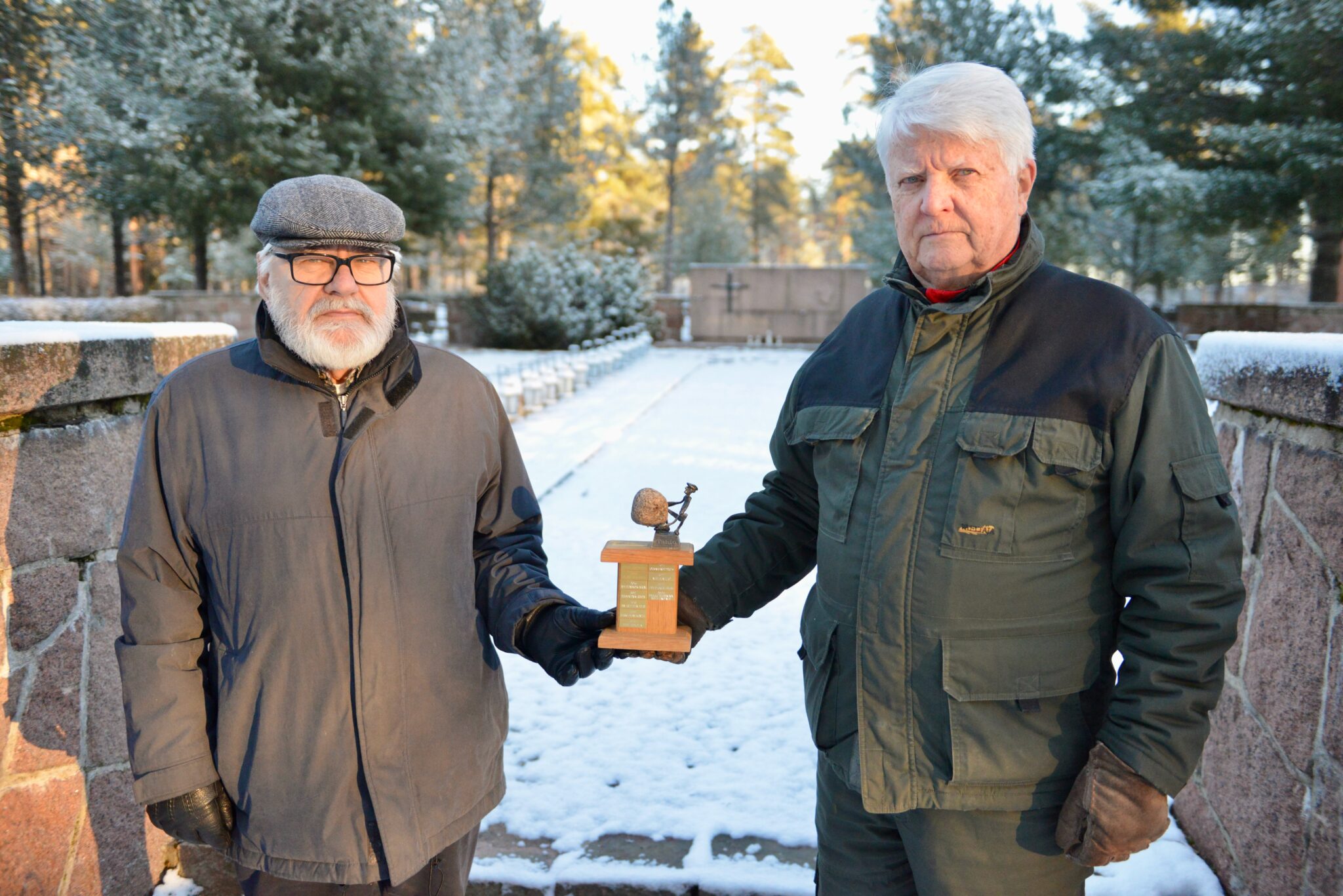 Loviisan Yrittäjien Tahtopatsas jaettiin sankarihautojen hoitajille ...