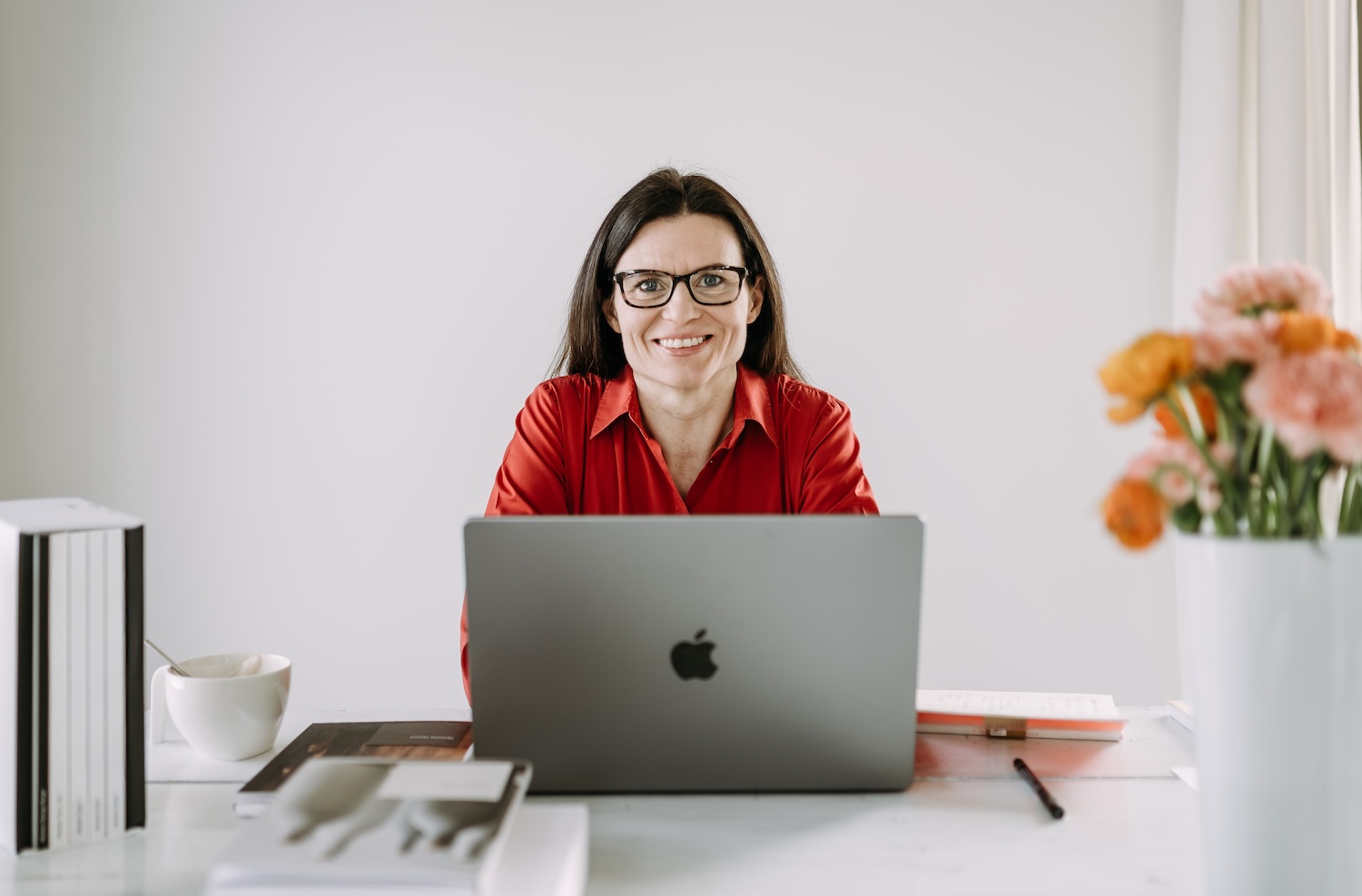 Outi alkoi videoida pakkausten avaamista ja sai valtavan suosion ...