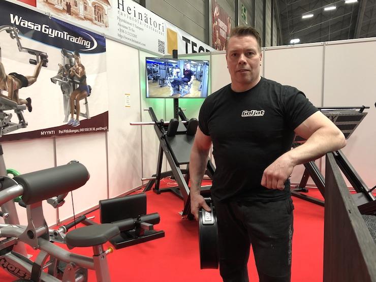 Kaksinkertainen maailman vahvin mies Jouko Ahola pyörittää kuntosalia ...