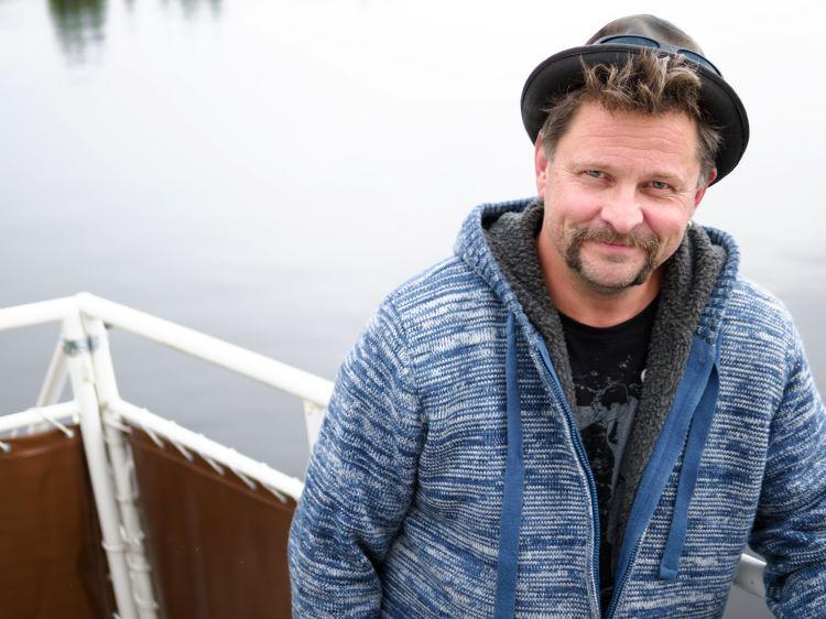 Näyttelijä-yrittäjä Ismo Apell ei stressaa, vaikka hänellä on tuhat ...