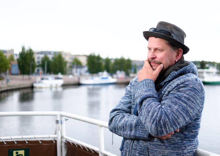 Näyttelijä-yrittäjä Ismo Apell ei stressaa, vaikka hänellä on tuhat ...