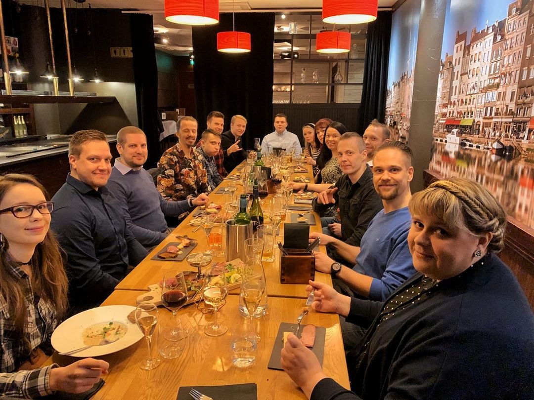 Unga företagares frukostmöte i Tesses café - Yrittajat.fi