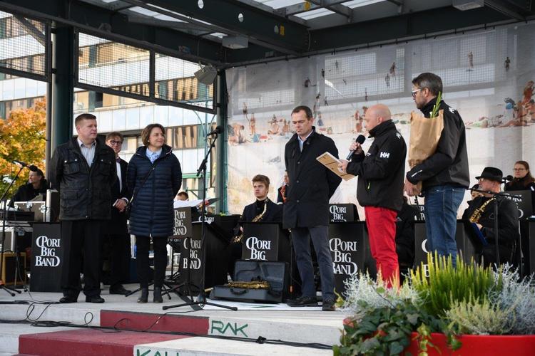 Porin vuoden yritys 2021 Ficolo Oy palkittiin Porin päivän torijuhlassa ...