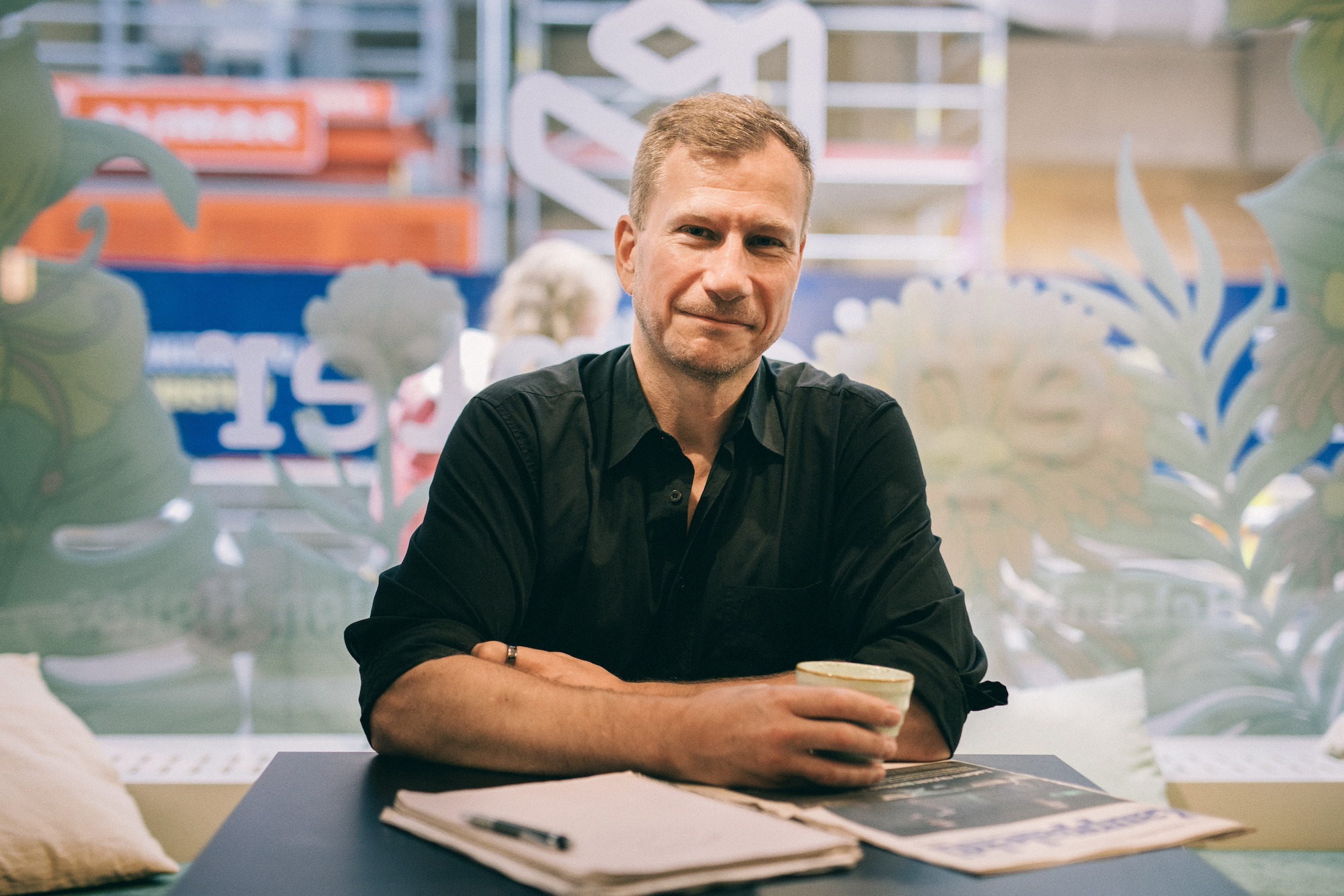 Tämän tutun junakuuluttajan puhetta voi ostaa pian tekoälyn tuottamana ...